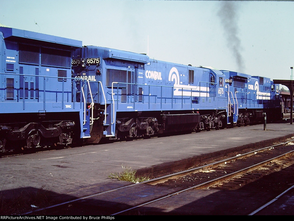 New Conrail C32-8s (and a C30-7A) on TV train - 1984